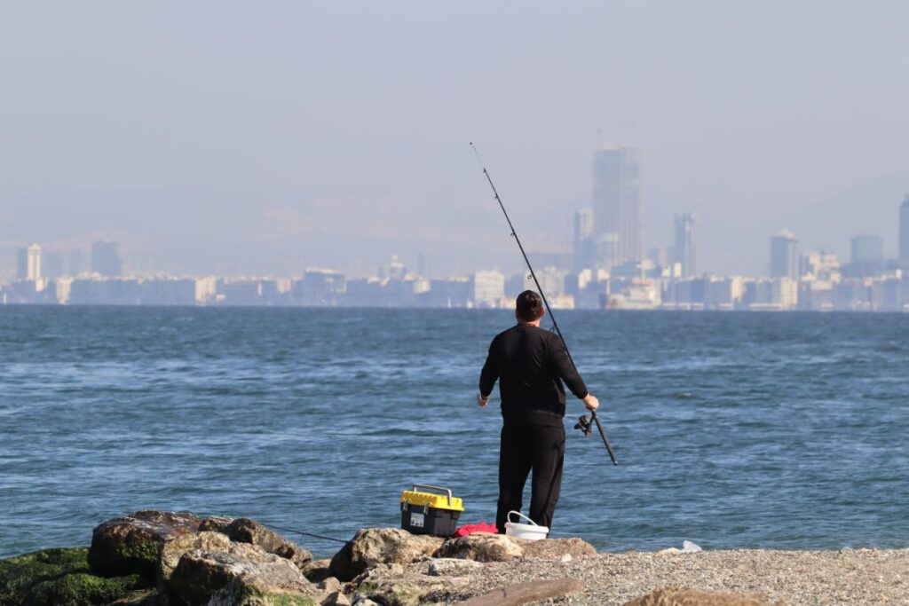 Boat Fishing vs Shore Fishing - Pros and Cons of Both